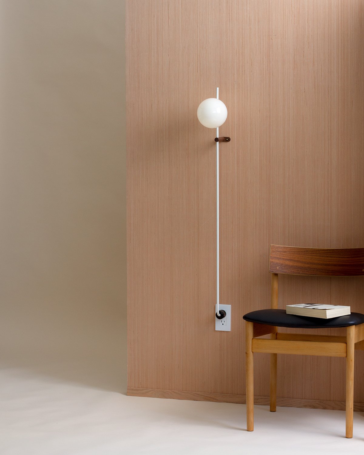 LYNEA Plug Lamp彷彿漂浮在牆上的落地燈 - 大丈夫週記::486部落格
