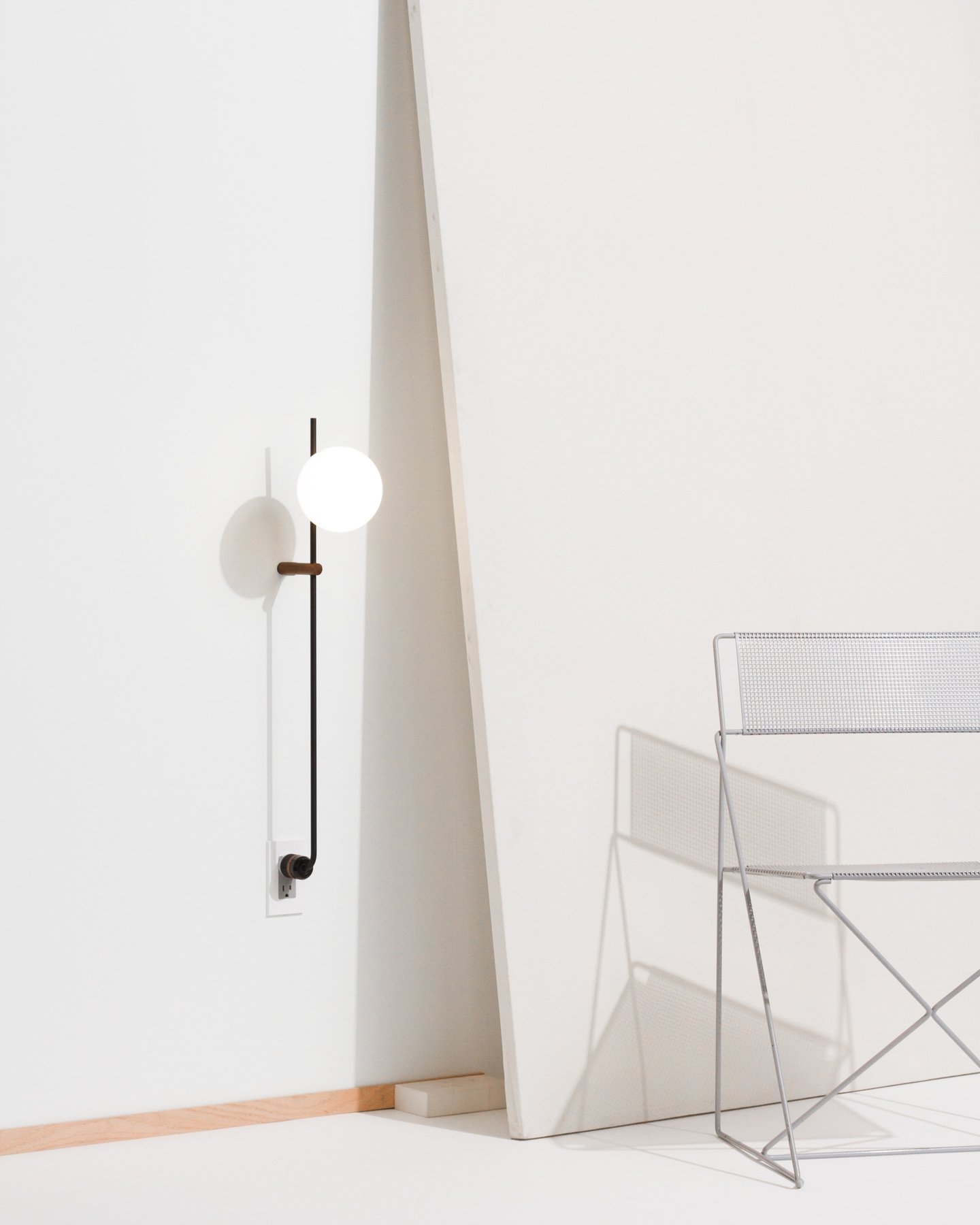 LYNEA Plug Lamp彷彿漂浮在牆上的落地燈 - 大丈夫週記::486部落格