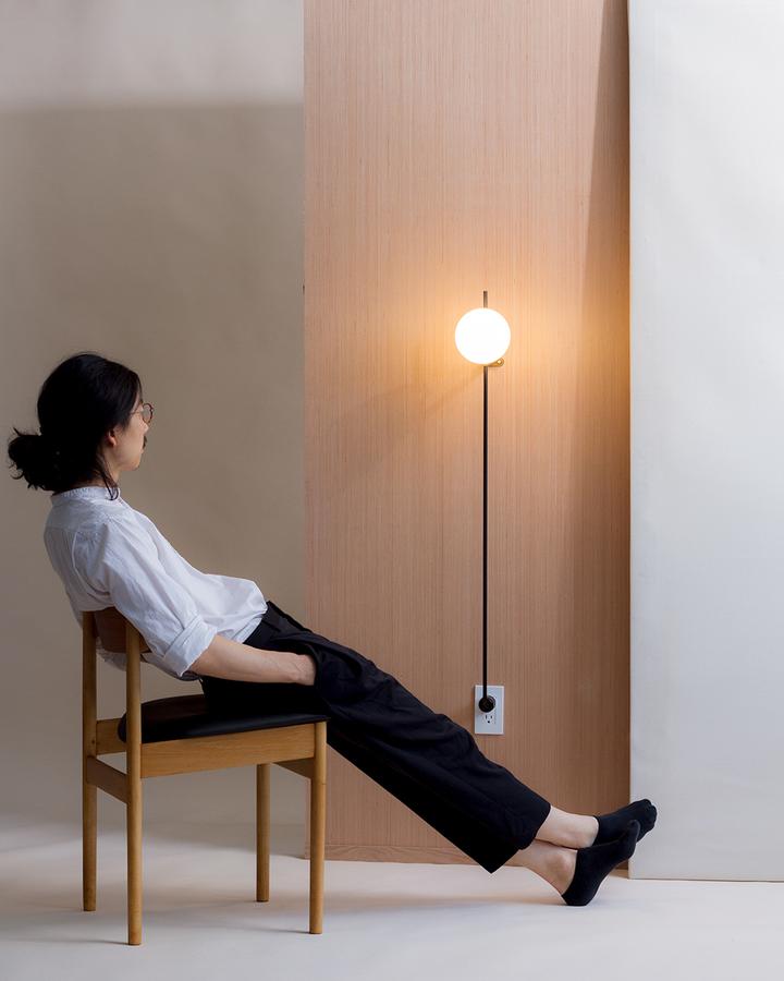 LYNEA Plug Lamp彷彿漂浮在牆上的落地燈 - 大丈夫週記::486部落格